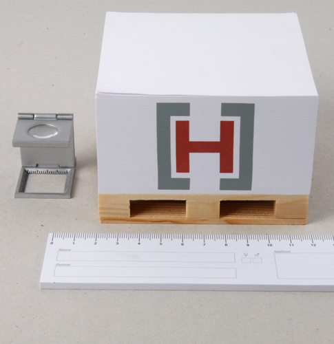 Notizblöcke auf Mini-Holzpalette